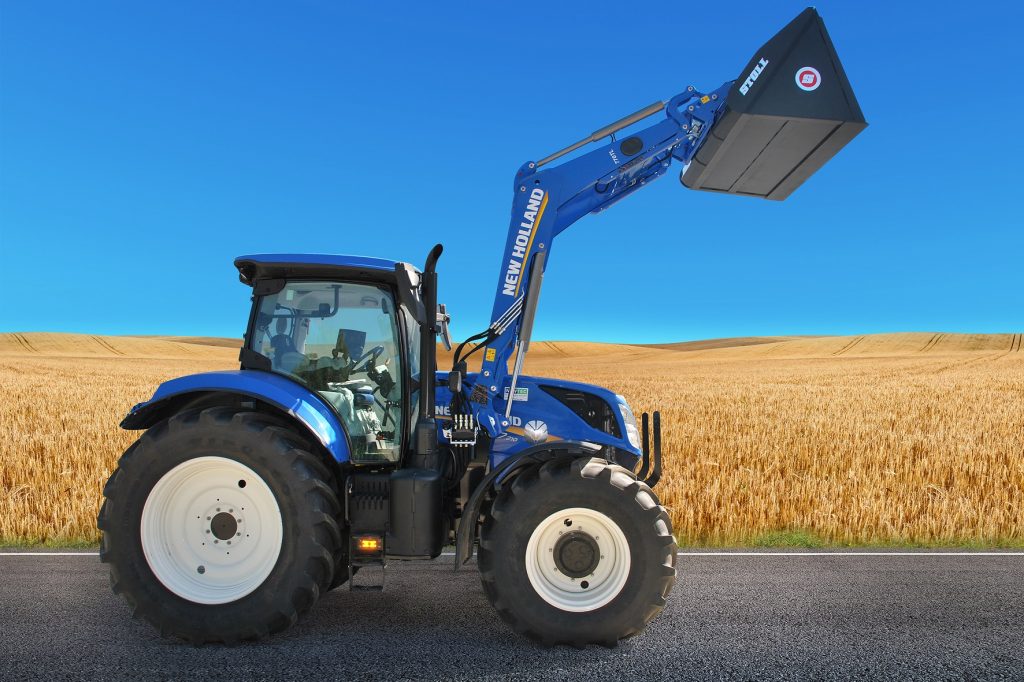A front loader that suits award-winning New Holland to a T-7 - Lynx ...