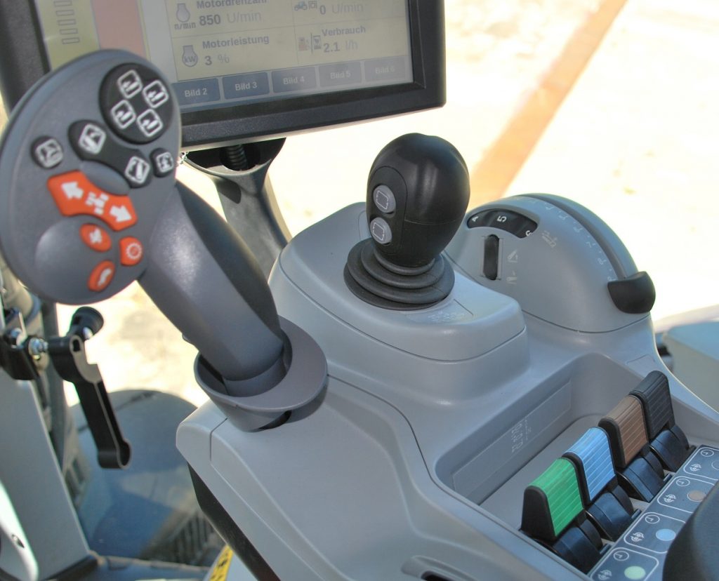 A front loader that suits award-winning New Holland to a T-7 - Lynx ...